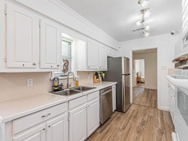 Modern and Stylish Rooms in Beautiful Garland Home