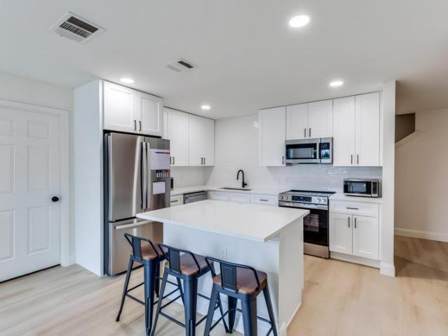 Modern Austin Living: Fully Furnished Smart Rooms
