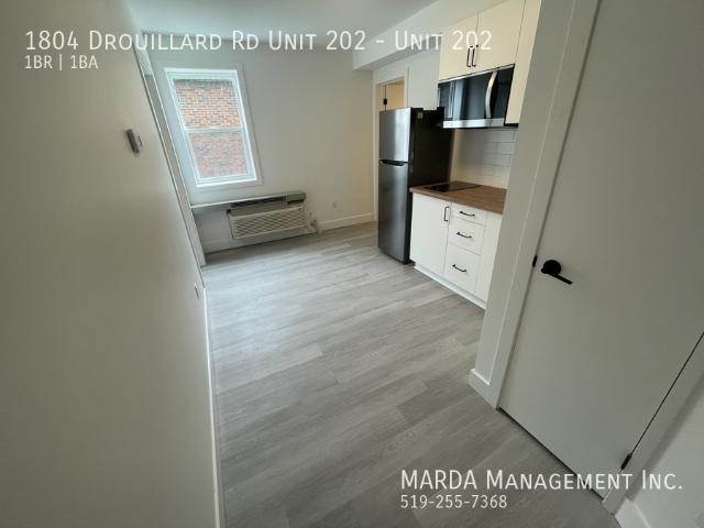 MODERN BACHELOR UNIT IN EAST WINDSOR! INCLUSIVE W/ FREE INTERNET!