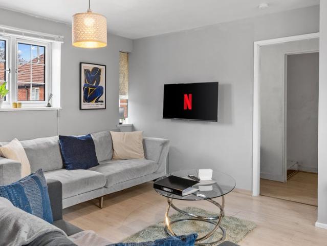 Modern Beckton Home • Parking • Near DLR & Excel