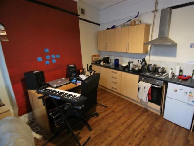 Modern Bedsit own kitchen, shared bath