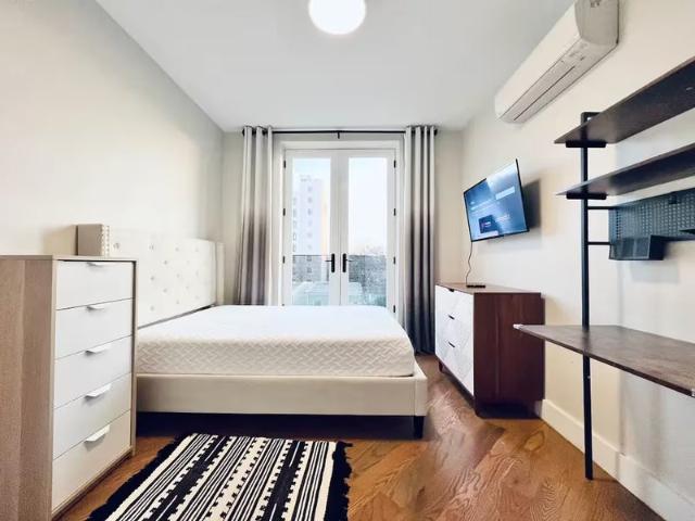 Modern Bedstuy Room with HDTV near Manhattan