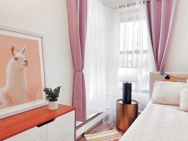 Modern Bedstuy Room with HDTV near Manhattan