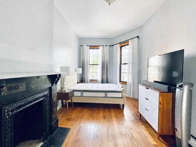 Modern Bedstuy Room with HDTV near Manhattan
