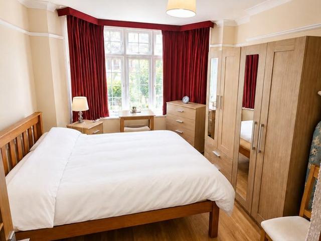 Modern Bedroom with Garden – Southgate N14