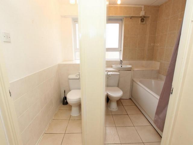 Modern bedroom in a shared flat close to Priory Park Has a Room