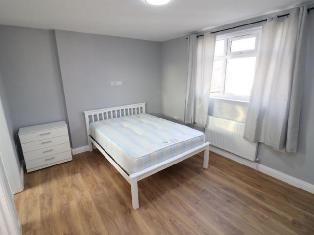 Modern bedroom in a shared flat in Richmond Has a Room