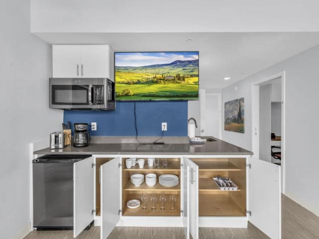 Modern Bedroom Shared Pod Near Rockhurst & UMKC –