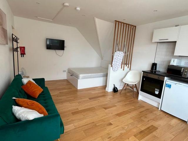 Modern & Bright Self Contained Studios/All Include