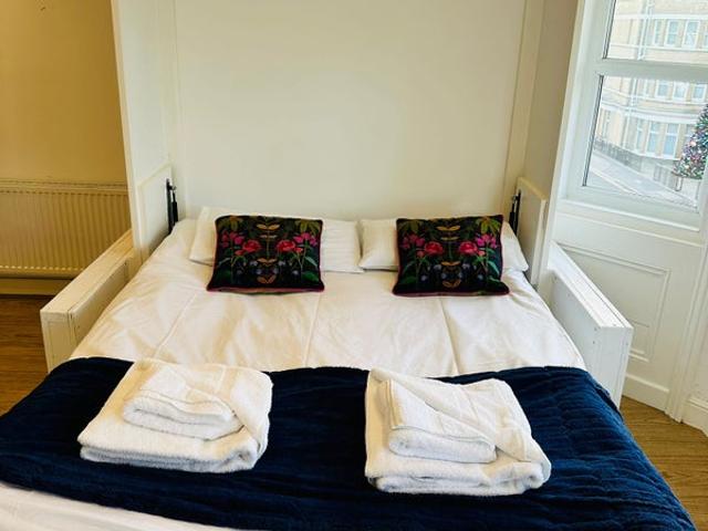 Modern & Bright Self Contained Studios/All Include