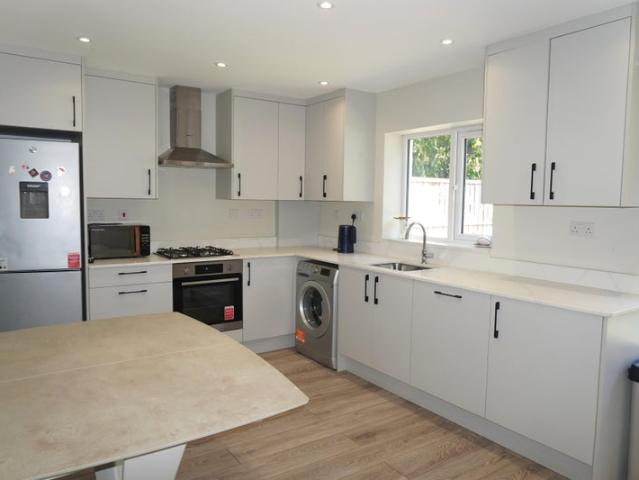 Modern & Bright 2 Bed Home with Private Garden W13