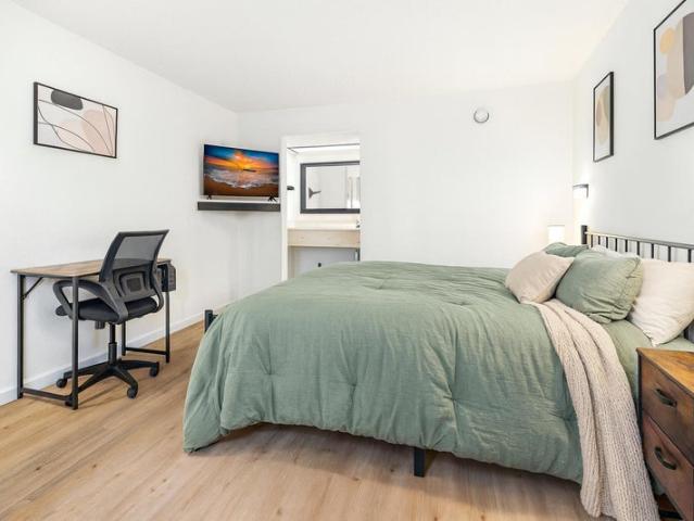 Modern Bridge City home Fully furnished rooms, eq