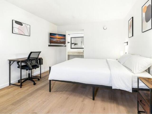Modern Bridge City PadSplit Fully furnished rooms, equipped kitchen, and comfortable shared spaces. Quiet neighborhood near shopping & quick access to New Orleans Easy, affordable living!