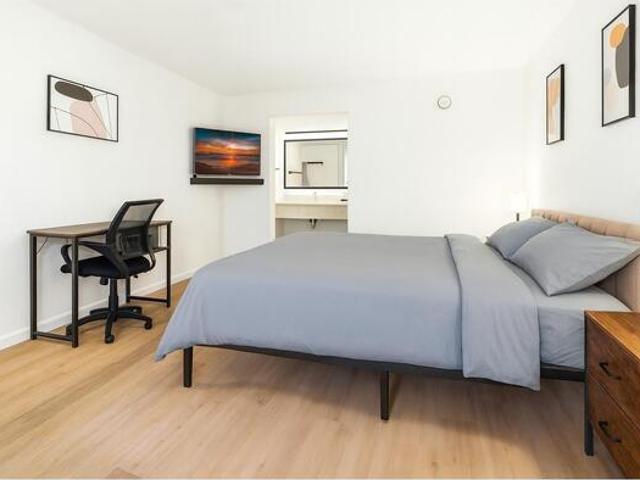 Modern Bridge City PadSplit Fully furnished rooms, equipped kitchen, and comfortable shared spaces. Quiet neighborhood near shopping & quick access to New Orleans Easy, affordable living!