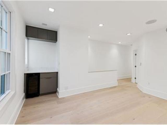 Modern Georgetown Townhouse 2/2