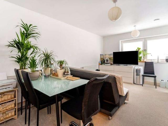 Modern, ground floor apartment excellently located with St Albans City Station located approximately 0.3 miles away and approximately 1.0 miles to St Albans High St