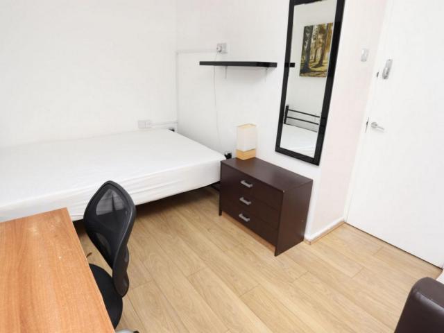 Modern double bedroom close to Langdon Park Has a Room
