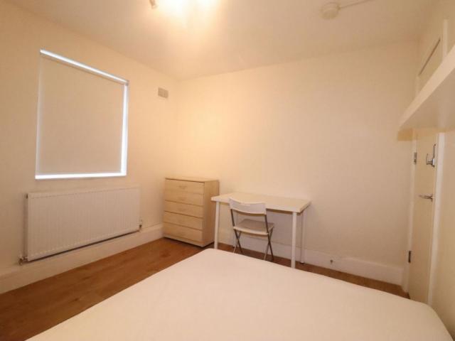 Modern double bedroom near London Fields Overground Has a Room
