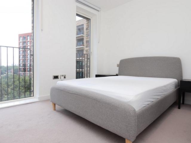 Modern double bedroom with balcony in Southwark Has a Room