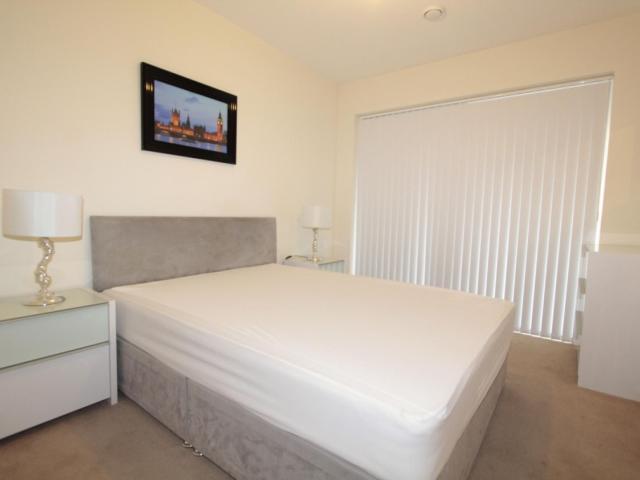 Modern double ensuite bedroom with balcony in Greenwich Has a Room