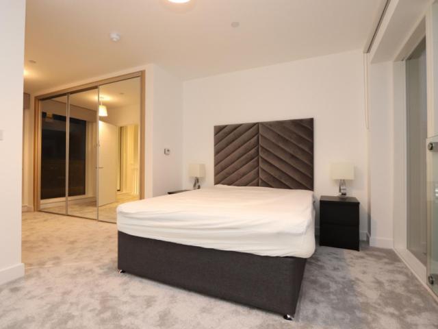 Modern double ensuite bedroom in Greenwich Has a Room