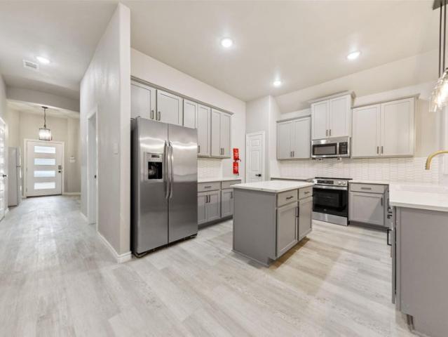 Modern Dallas Property Comfy home with two fri
