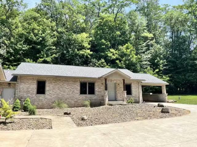 Modern Duplex 1 or 2 bedroom on beautiful wooded lot. 4195 Pi.