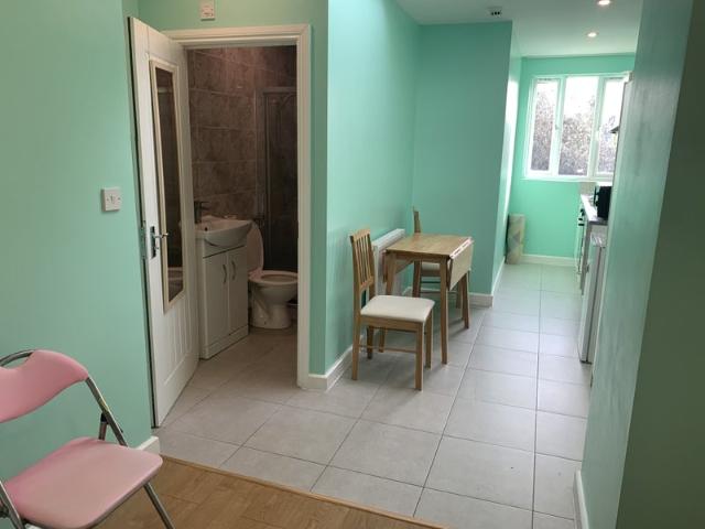 Modern En Suite Studio on Vibrant Mill Road