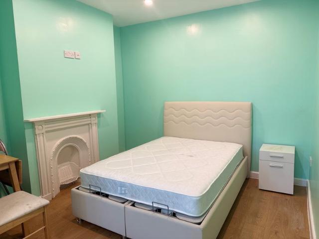Modern En Suite Studio on Vibrant Mill Road