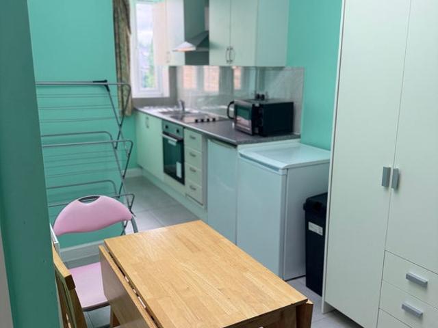 Modern En Suite Studio on Vibrant Mill Road