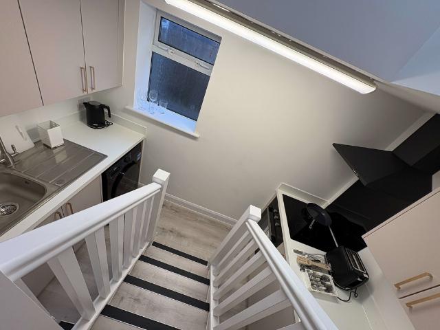 MODERN FLAT SHARE! FULLY FURNISHED! EN SUITE BATHROOM! Room B