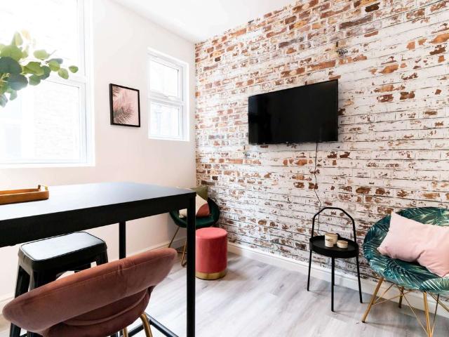 Modern, friendly Coliving. Bright Ensuite Room BLR02