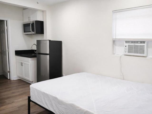 Modern Fully Private Studio with SpaStyle Porcelai