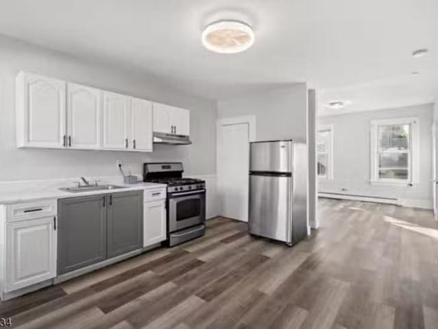 Modern fully renovoated 1 Bedroom with Private Backyard Perfec.
