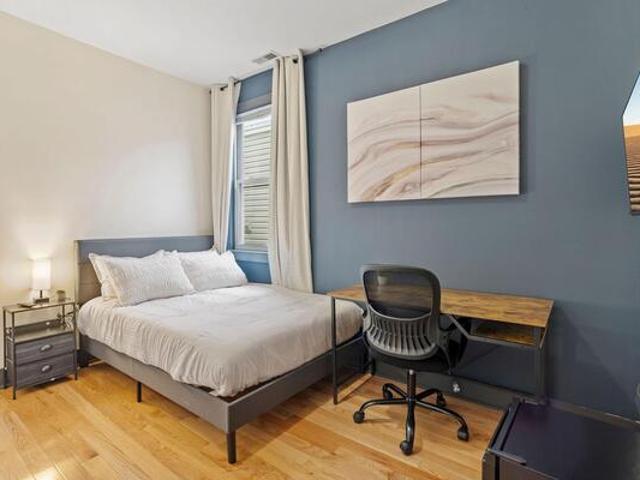 Modern Furnished CoLiving in North Philly | Smart TV • Fast Wi‑Fi • Mini‑Fridge • Washer/Dryer | 1 Week FREE After 6 Months | Top‑Rated Host | Book Now!