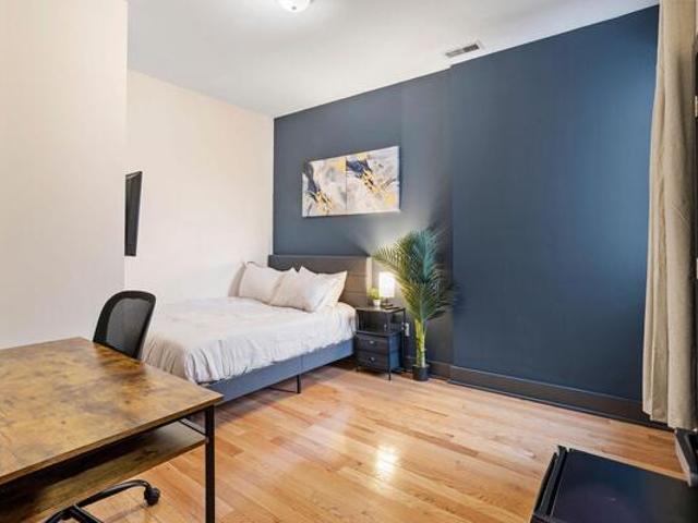Modern Furnished CoLiving in North Philly | Smart TV • Fast Wi‑Fi • Mini‑Fridge • Washer/Dryer | 1 Week FREE After 6 Months | Top‑Rated Host | Book Now!