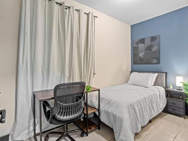 Modern Furnished CoLiving in North Philly | Smart TV • Fast Wi‑Fi • Mini‑Fridge • Washer/Dryer | 1 Week FREE After 6 Months | Top‑Rated Host | Book Now!
