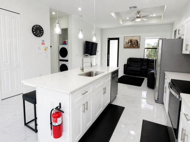 Modern Furnished Room Near Fort Myers & RSW