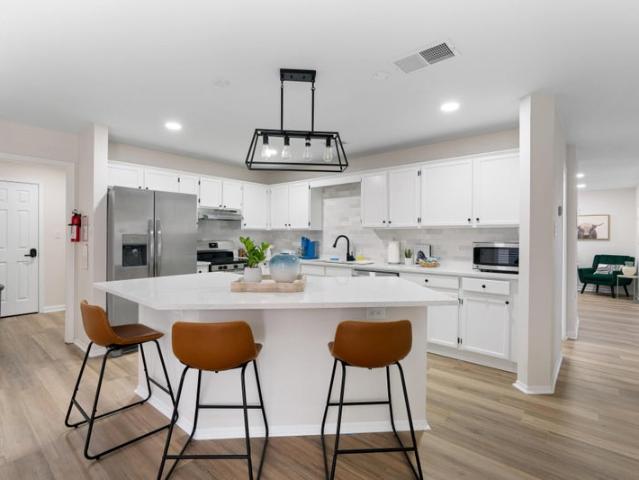 ️ Modern Furnished Room Woodcrest Park in Your