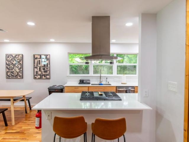 Modern furnished rooms ️ Spacious kitchen + isl