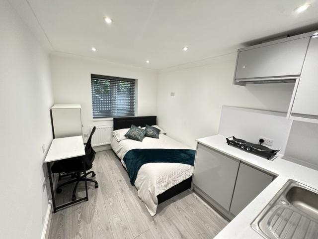 Modern Furnished Studio Apartment Available – CB1