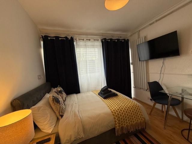 Modern Furnished Studio Flat Available in Barnes!