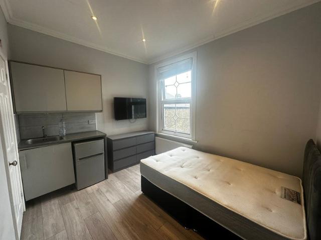 Modern Furnished Studio Room| Bills included