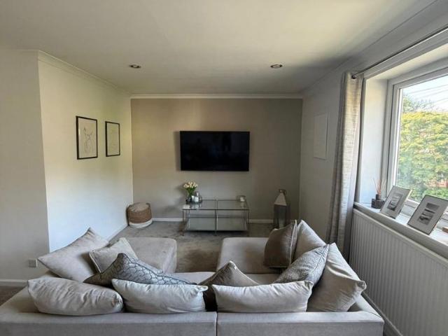 Modern Furnished 2 Bed Apartment, Central Wilmslow