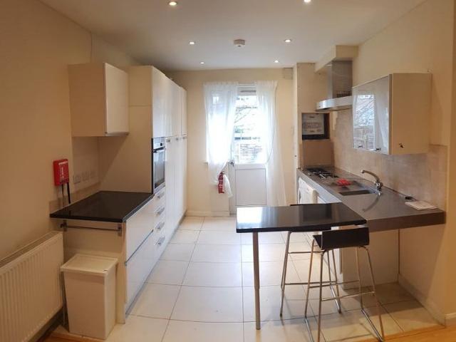 Modern House in Hendon Whole Unit