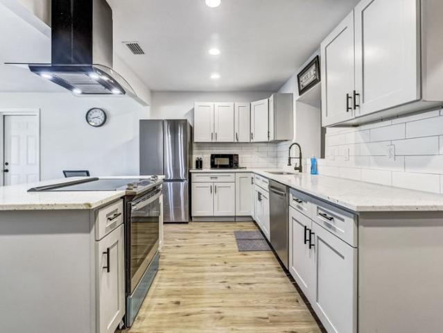 Modern & highquality Jacksonville House with Patio