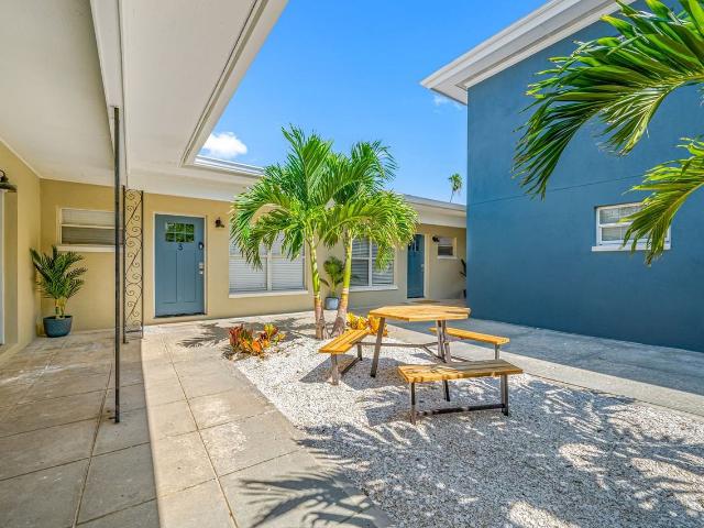 Modern Island Living at 140 E Davis – Renovated 1, 2 & 3 Bedroom Apartments in the Heart of Davis Islands 2 Bedroom Apartment for Rent at 140 E Davis Blvd, Tampa, FL 33606 Davis Islands