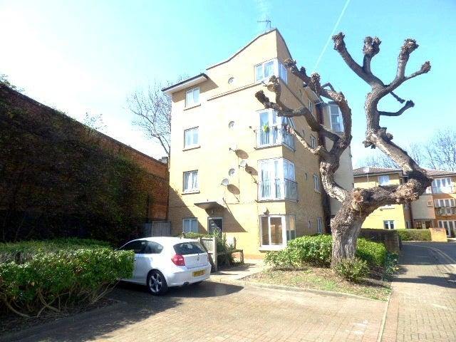 Modern one bed flat with Parking, Homerton E9