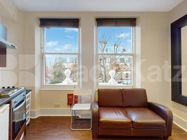 Modern one bed set within a large period house mins to tube and shops