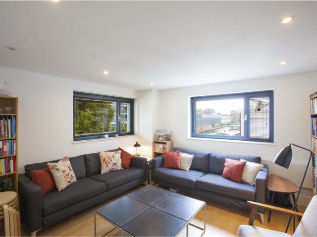 Modern one bedroom canalside apartment, excl bills